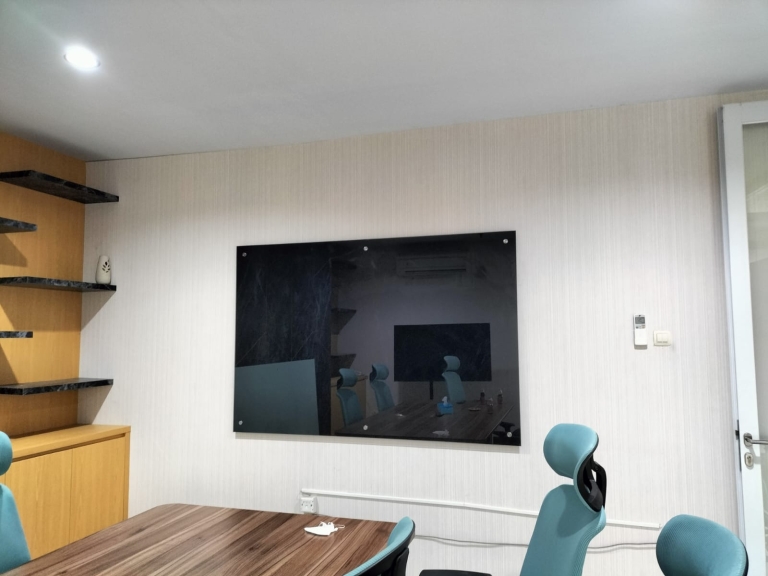 Jual Glassboard Papan Tulis Kaca Hitam 120×200 5mm | Hanakoboard.com